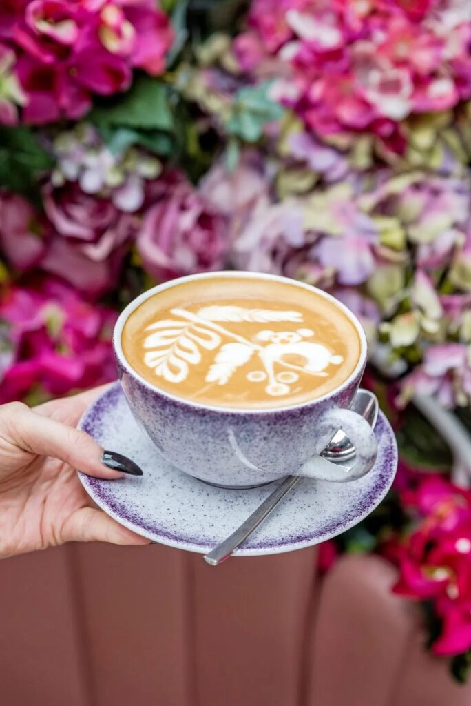 El&n cafè, il bar più instagrammabile del mondo ha aperto a Milano